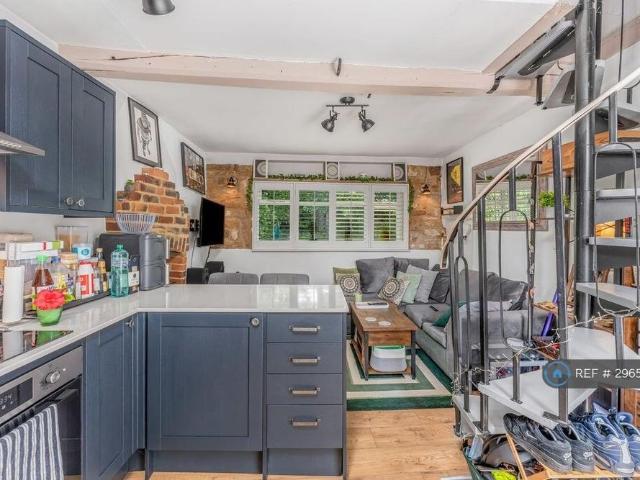 1 bedroom detached house to rent