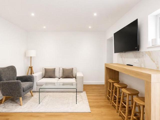 1 bedroom detached house to rent