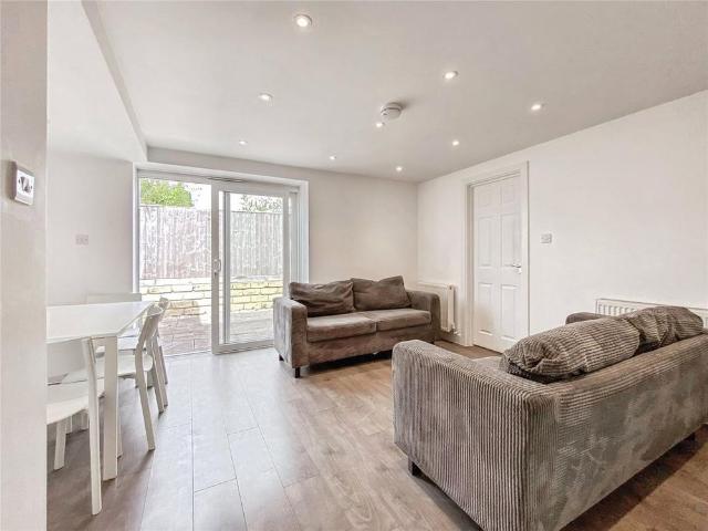 1 bedroom detached house to rent