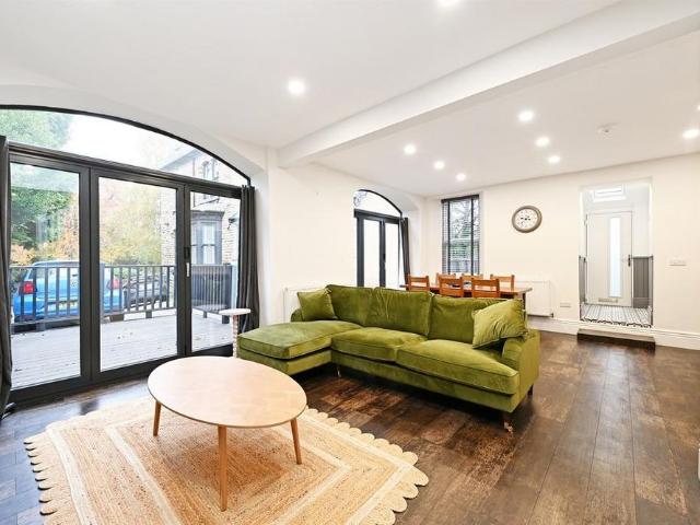 1 bedroom detached house to rent