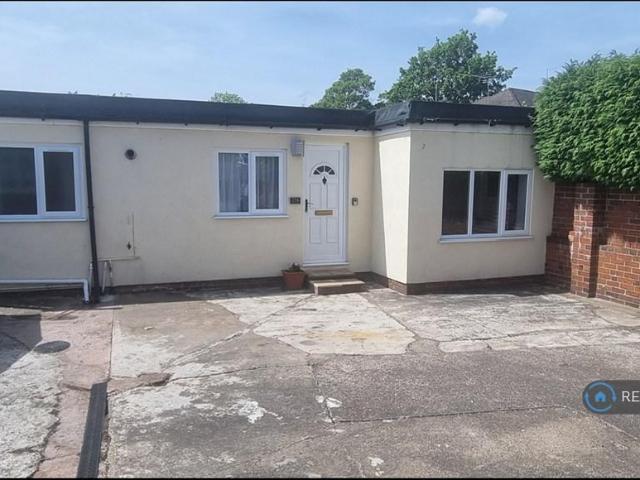1 bedroom detached house to rent