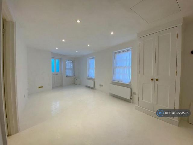 1 bedroom detached house to rent