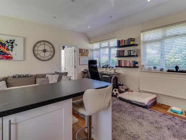 1 bedroom detached house to rent