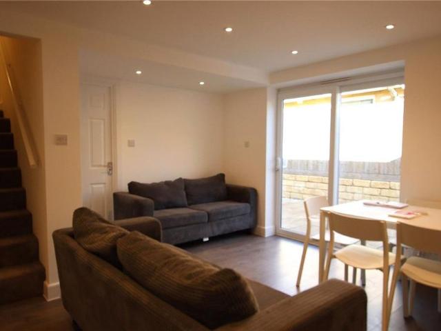 1 bedroom detached house to rent