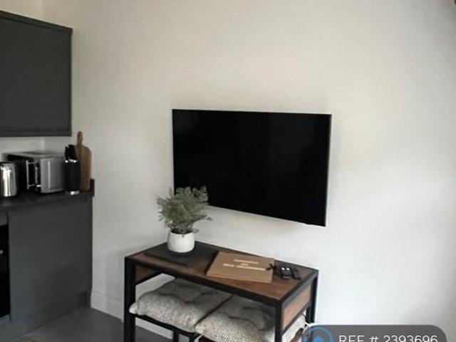 1 bedroom detached house to rent