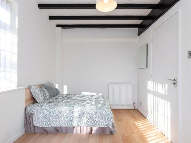1 bedroom detached house to rent