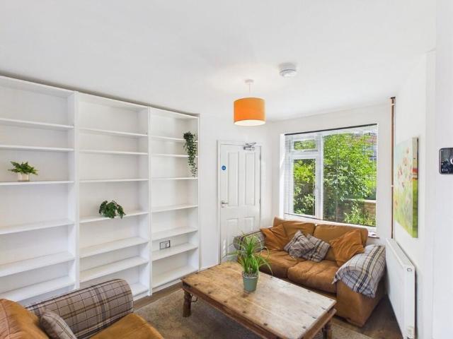 1 bedroom detached house to rent