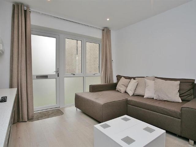 1 bedroom detached house to rent