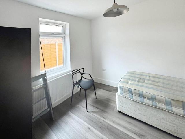 1 bedroom detached house to rent