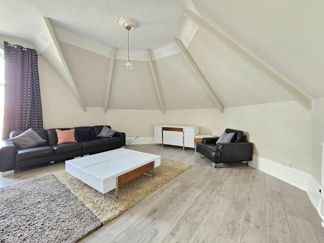 1 bedroom detached house to rent