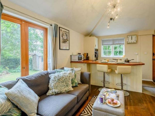 1 bedroom detached house to rent