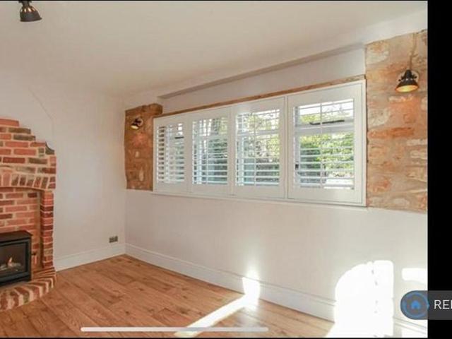 1 bedroom detached house to rent