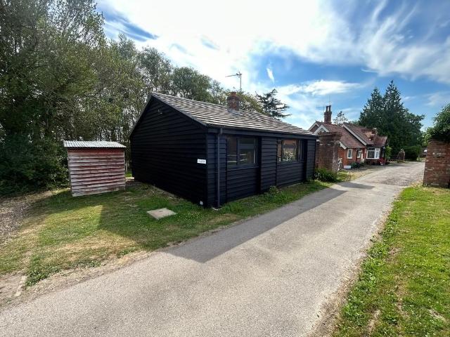 1 bedroom detached house to rent