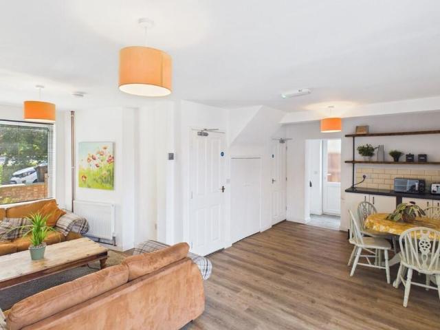 1 bedroom detached house to rent