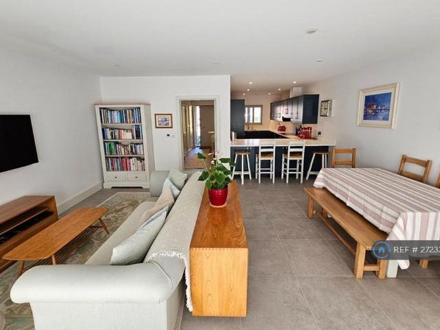 1 bedroom detached house to rent
