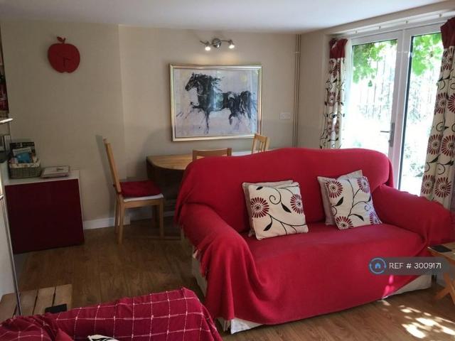 1 bedroom detached house to rent