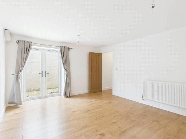1 bedroom detached house to rent