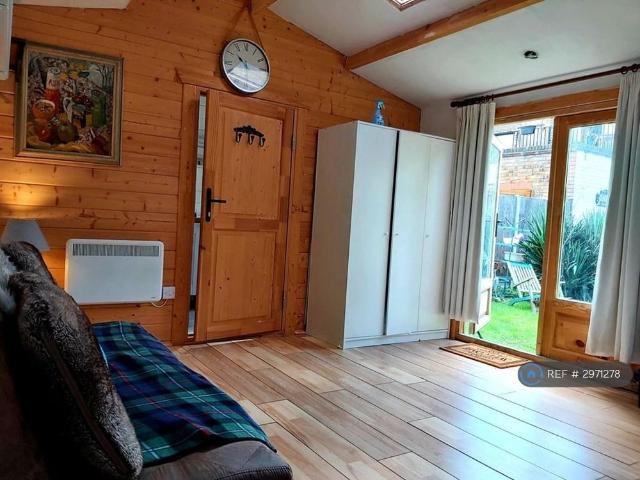 1 bedroom detached house to rent