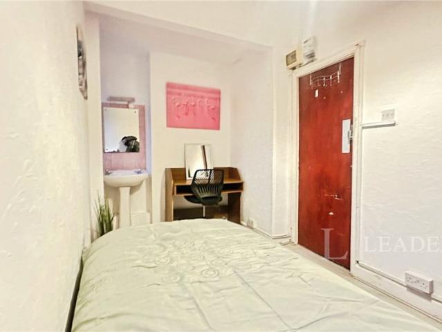 1 bedroom detached to rent Cromwell Hill, Luton, Bedfordshire, LU2