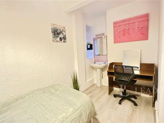 1 bedroom detached to rent Cromwell Hill, Luton, Bedfordshire, LU2