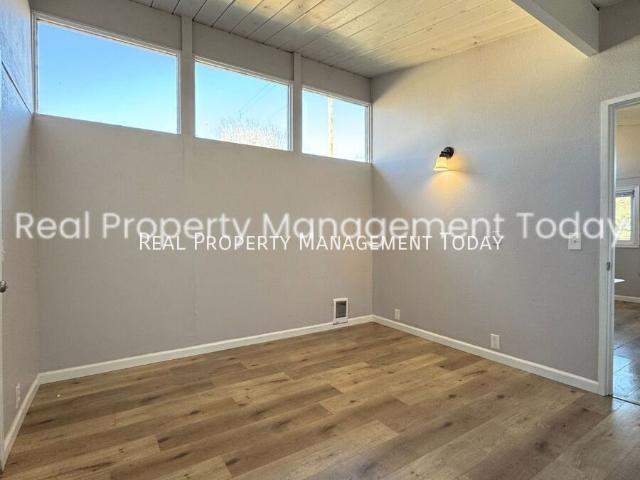 1 Bedroom Triplex In Parkland!