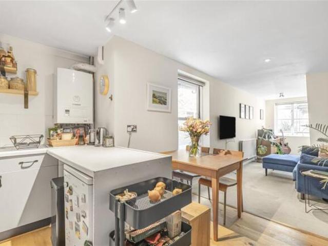 1 bedroom end of terrace house for rent in Balham High Road, Balham, London, SW12