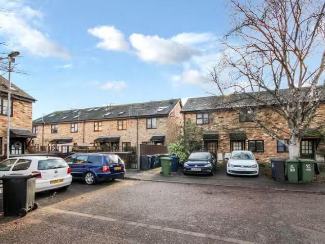 1 bedroom end of terrace house for rent in Kerridge Close, Cam.
