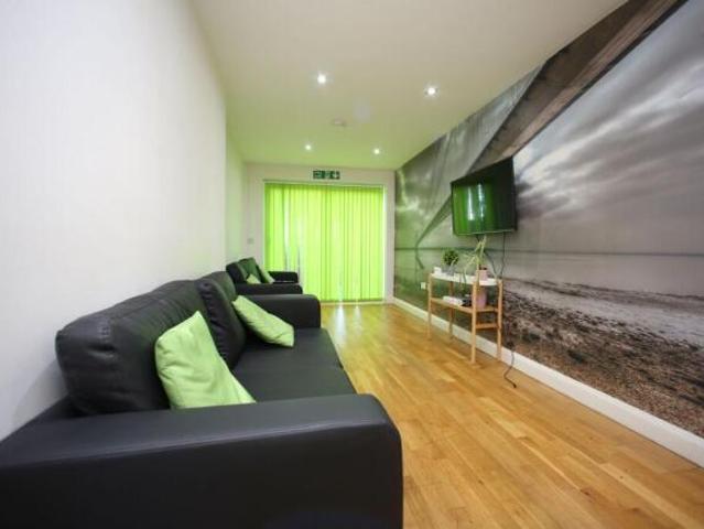 1 bedroom end of terrace house for rent in Whitegate Road, Newsome, HD4