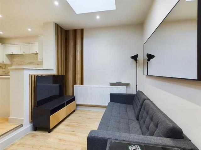 1 bedroom end of terrace house to rent
