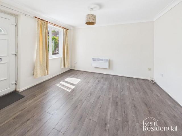 1 bedroom end of terrace house to rent