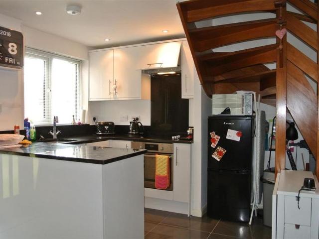 1 bedroom end of terrace house to rent