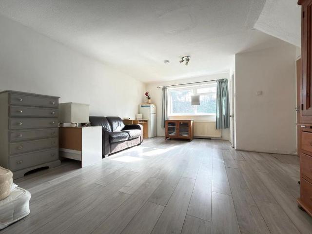 1 bedroom end of terrace house to rent