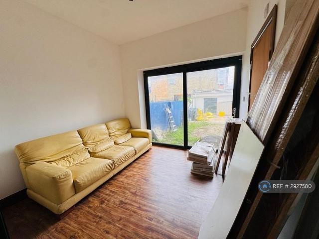 1 bedroom end of terrace house to rent