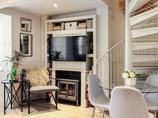 1 bedroom end of terrace house to rent