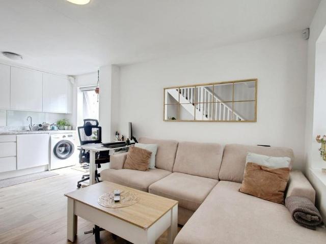 1 bedroom end of terrace house to rent