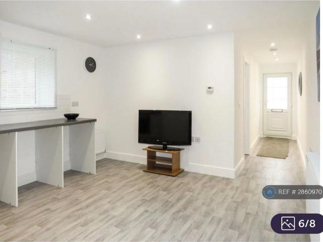1 bedroom end of terrace house to rent