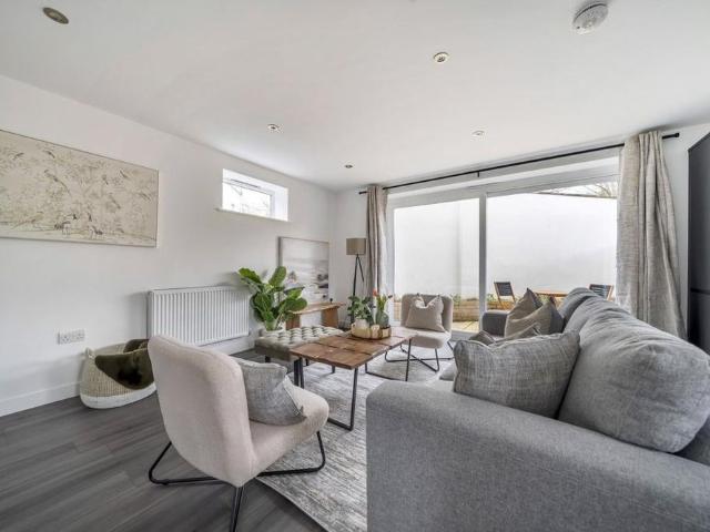 1 bedroom end of terrace house to rent