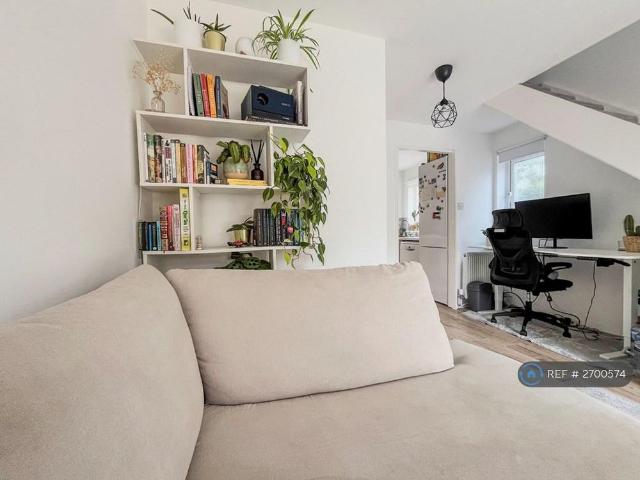 1 bedroom end of terrace house to rent