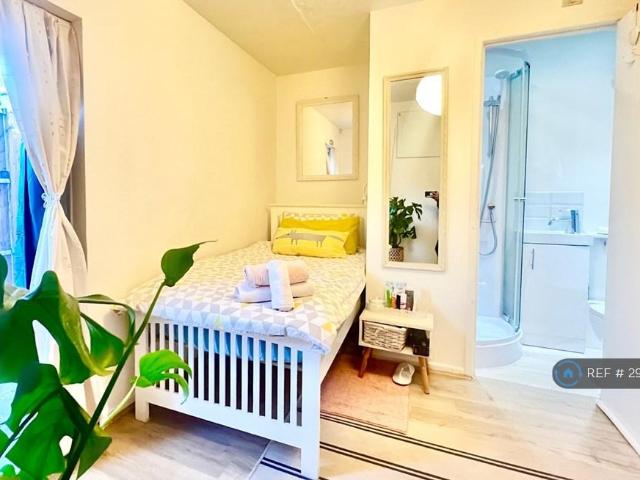 1 bedroom end of terrace house to rent