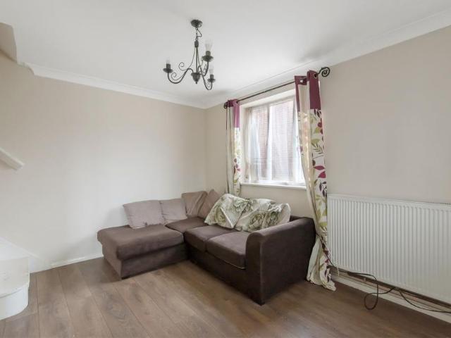 1 bedroom end of terrace house to rent