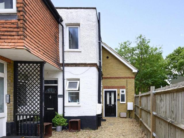1 bedroom end of terrace house to rent
