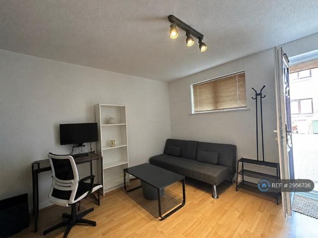 1 bedroom end of terrace house to rent