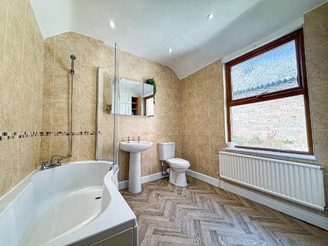 1 bedroom end of terrace house to rent
