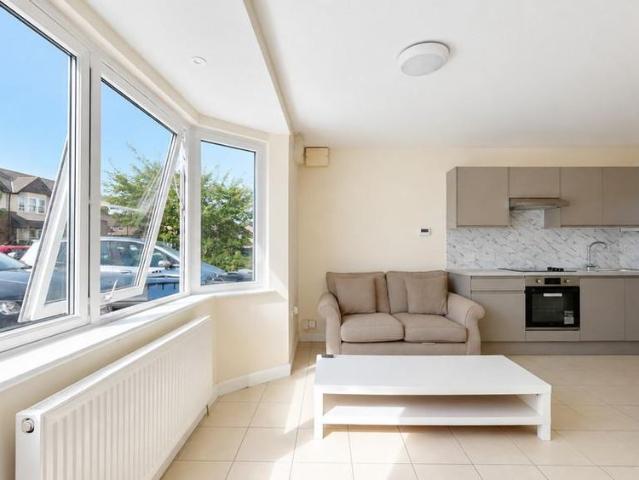 1 bedroom end of terrace house to rent