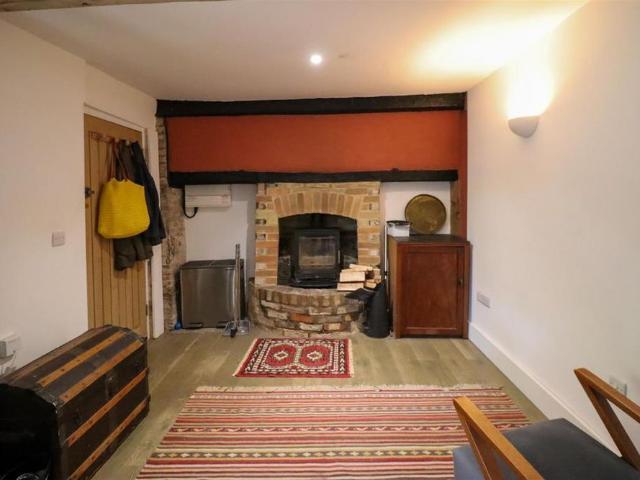 1 bedroom end of terrace house to rent