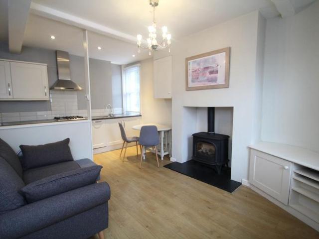 1 bedroom end of terrace house to rent