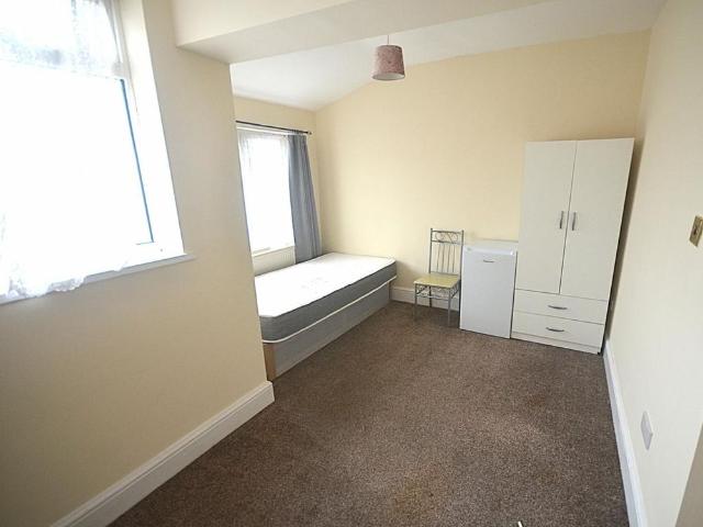 1 bedroom end of terrace house to rent