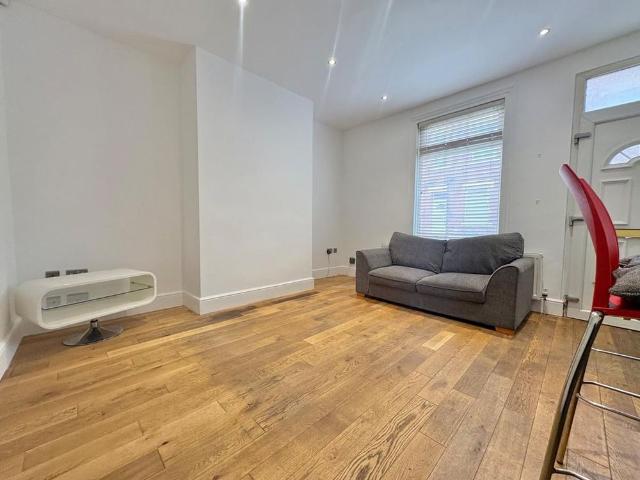1 bedroom end of terrace house to rent
