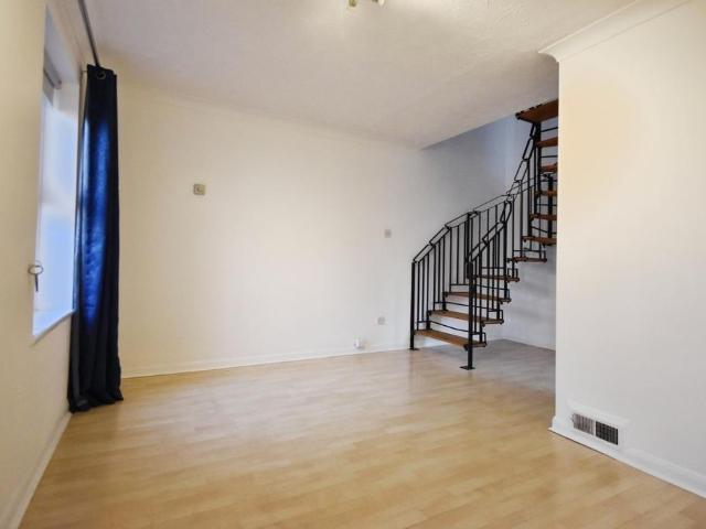 1 bedroom end of terrace house to rent