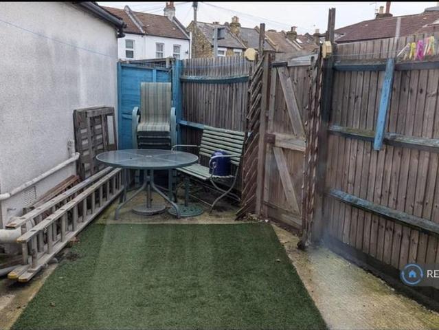 1 bedroom end of terrace house to rent